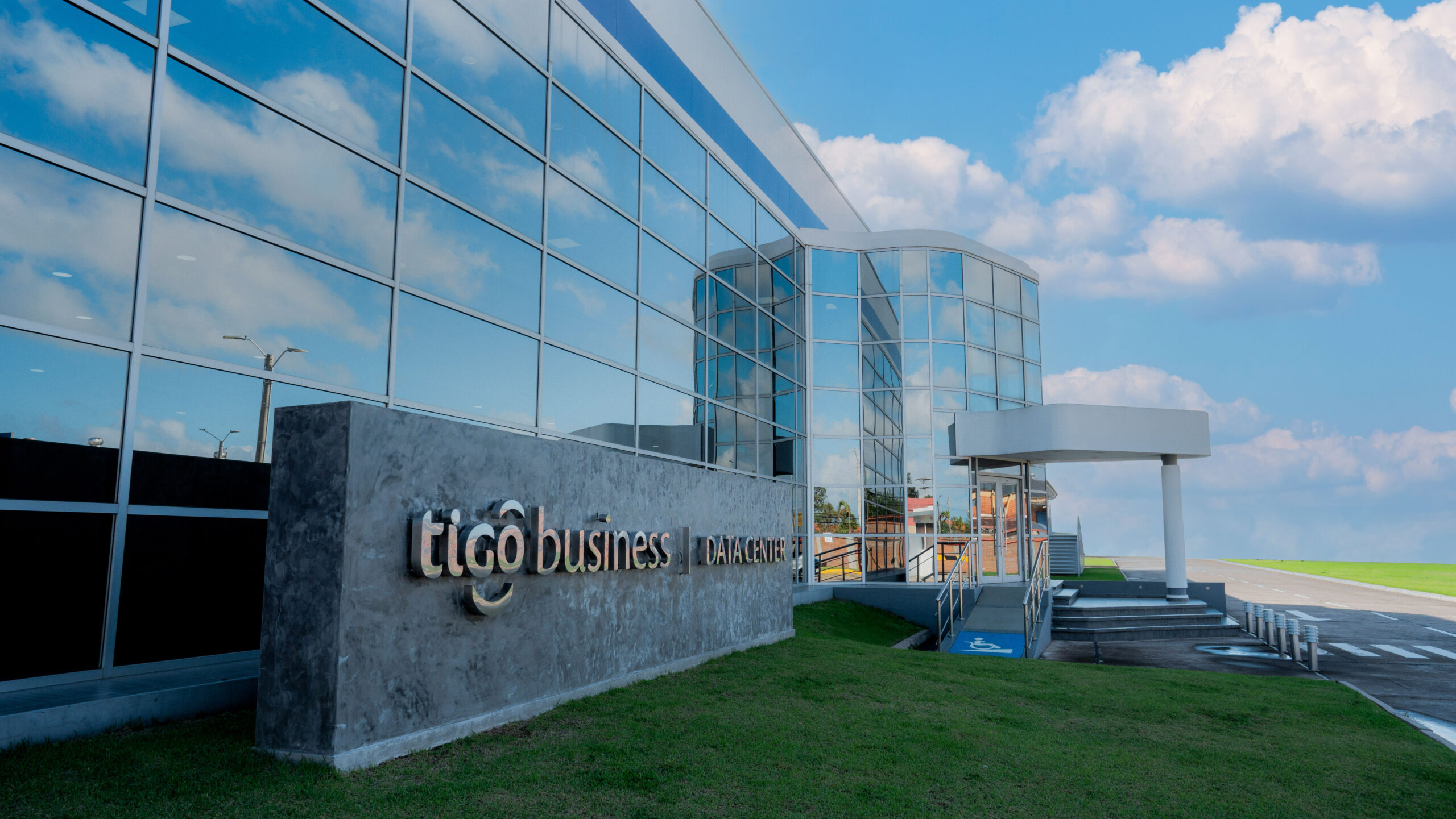 Microsoft otorga premio a Tigo Bolivia como Partner of the Year 2023 ...