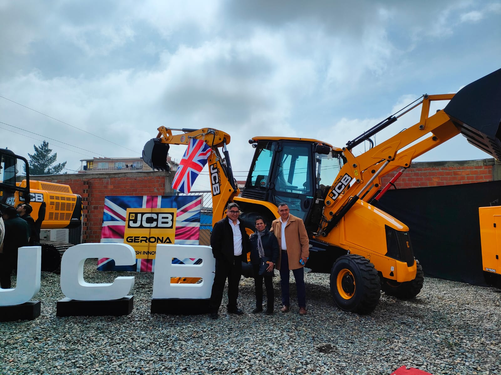 JCB GERONA: Estrena nuevo showroom lanzando en la ciudad de El Alto la ...