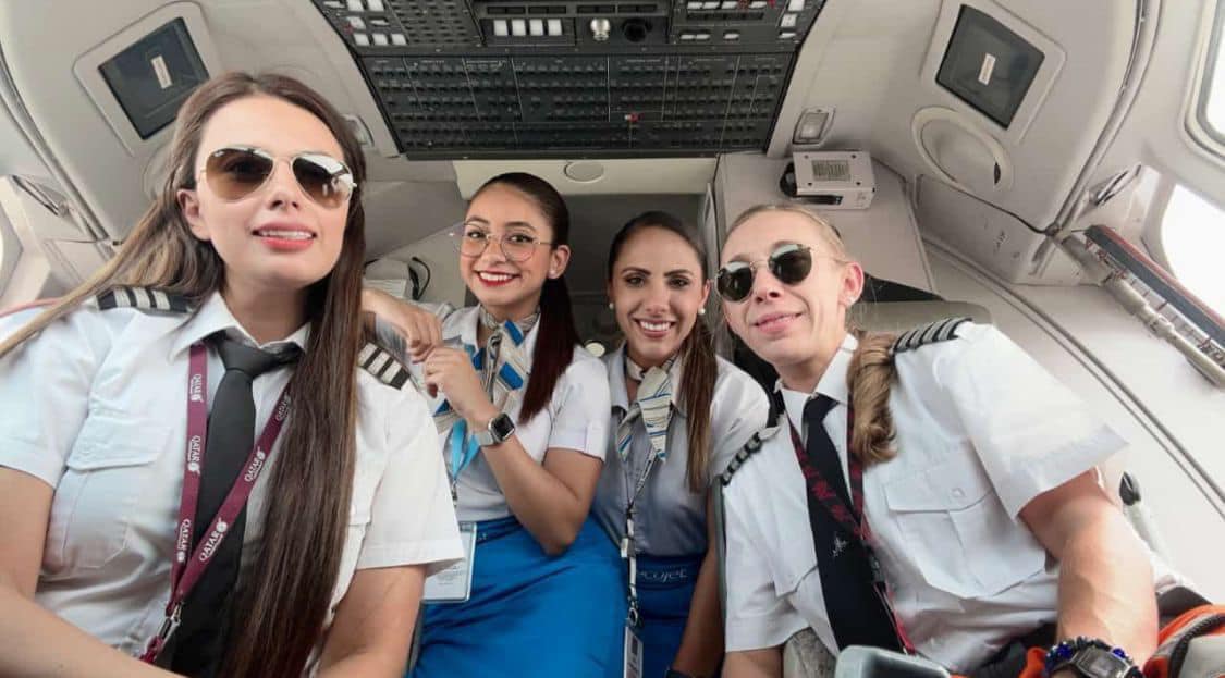 Primer vuelo comercial tripulado exclusivamente por mujeres marca un hito en la Aviación ...