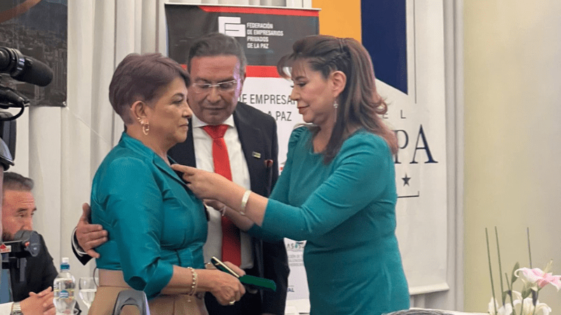 María Reneé Centellas recibe la Medalla al Mérito Empresarial Paceña ...
